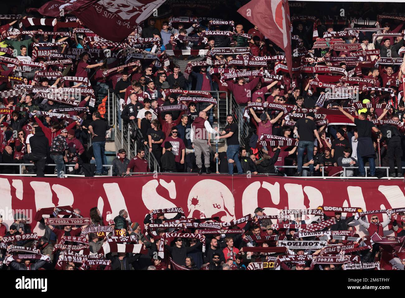 Turin, Italie, le 4th janvier 2023. Les fans du Torino FC tiennent des ...