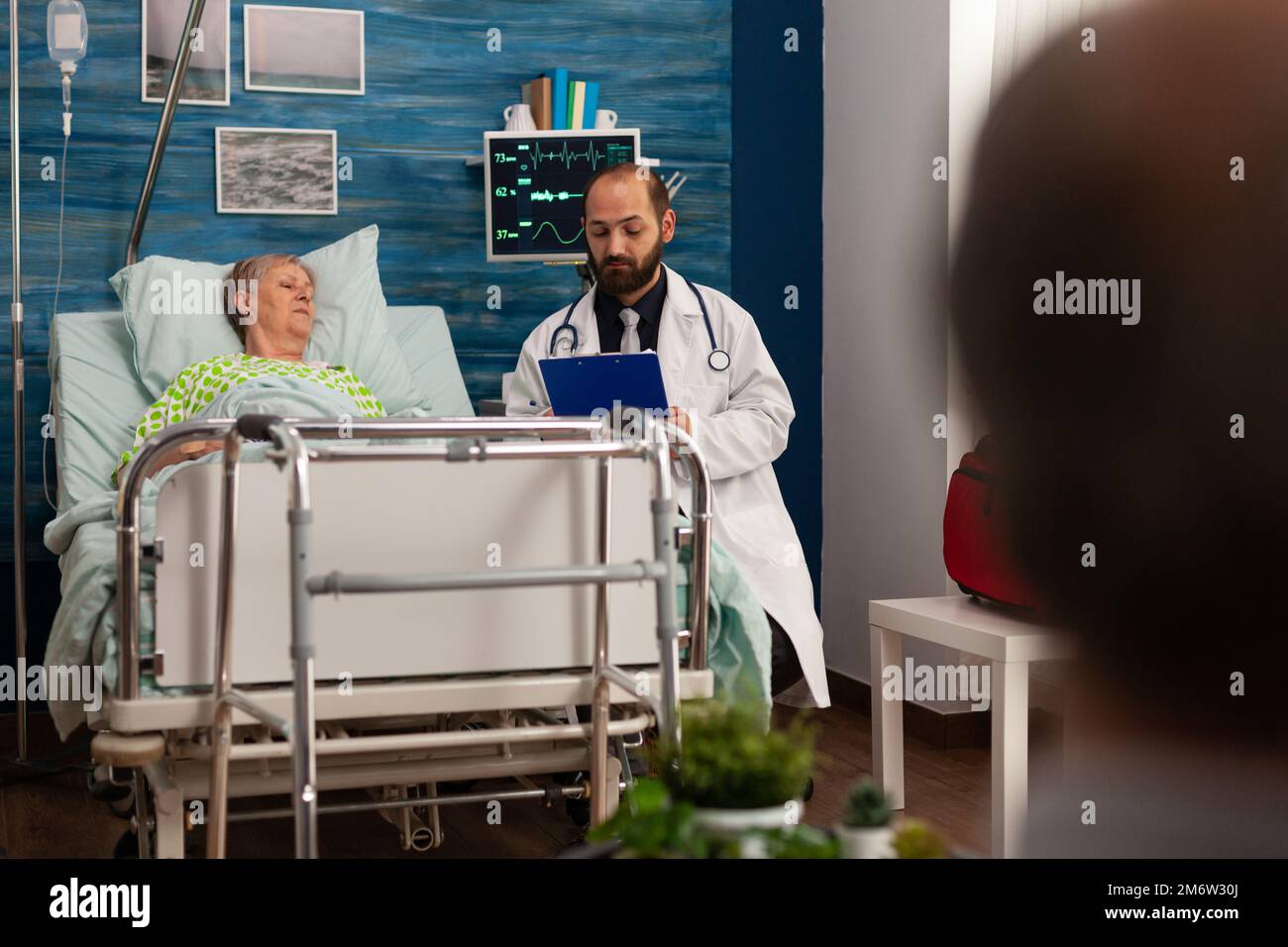 Médecin remplissant les antécédents médicaux du patient sur le presse ...
