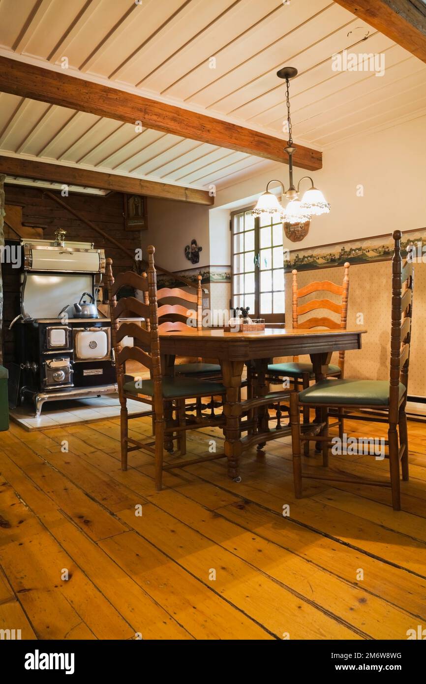 Table en bois antique et chaises à dossier haut, poêle de cuisinière ...