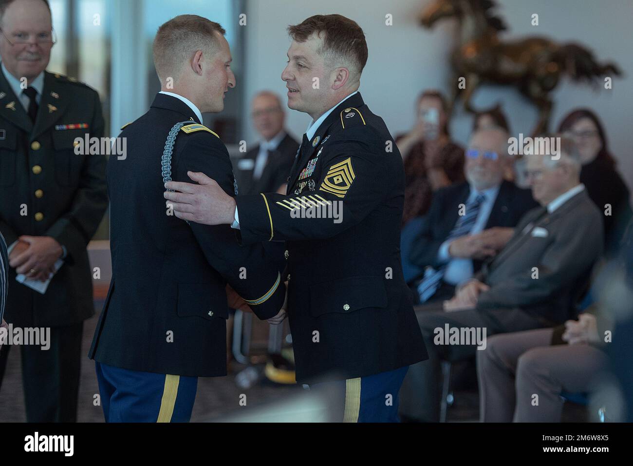 Boise State University Army ROTC le Sgt. Bobby Caron, instructeur ...