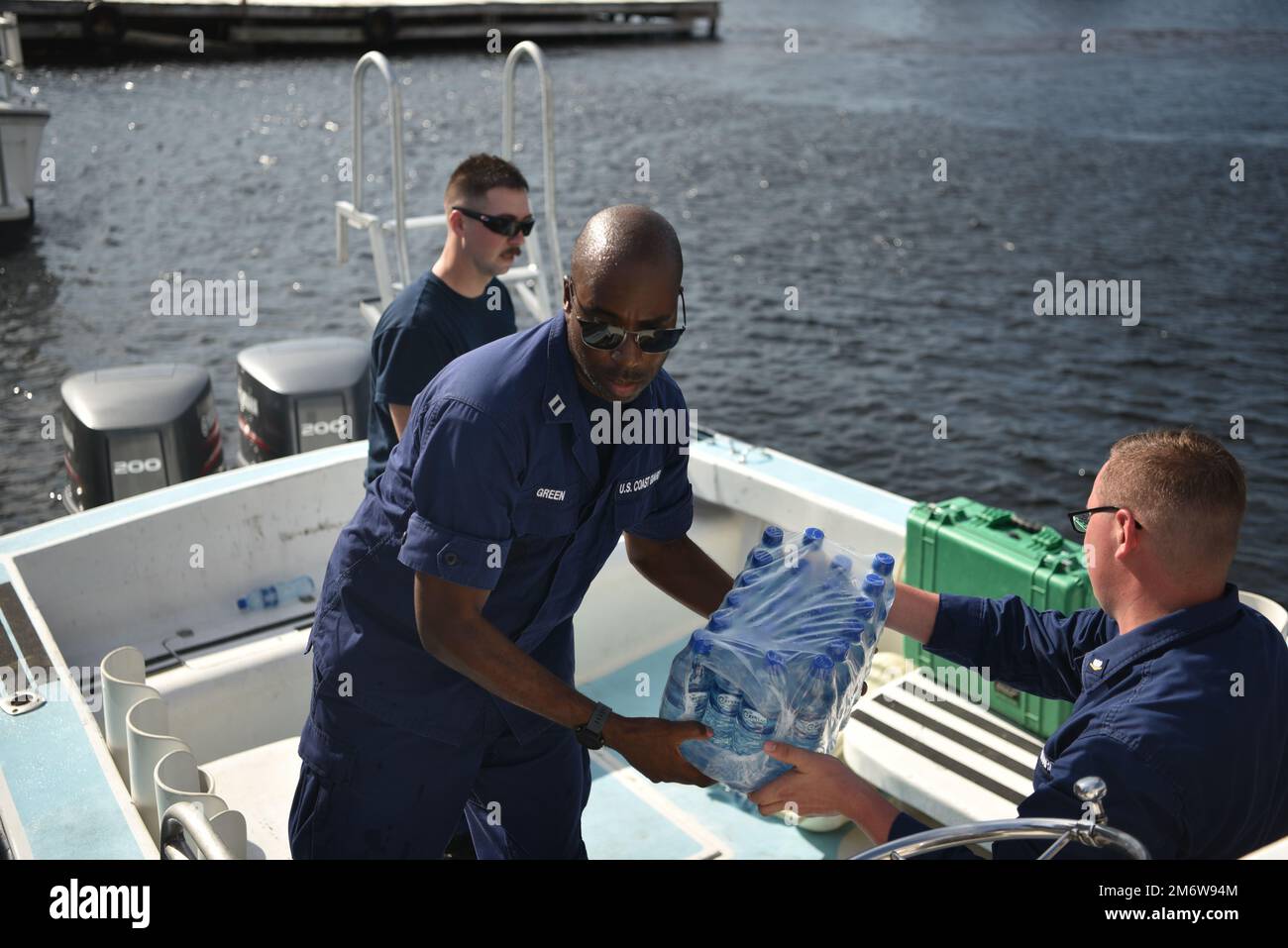 Le lieutenant Herman Green aide l'officier de Petty 2nd classe Joseph ...