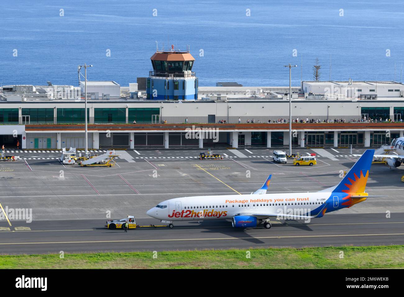 Vue extérieure du terminal des passagers de l'aéroport de Funchal. Tour ...