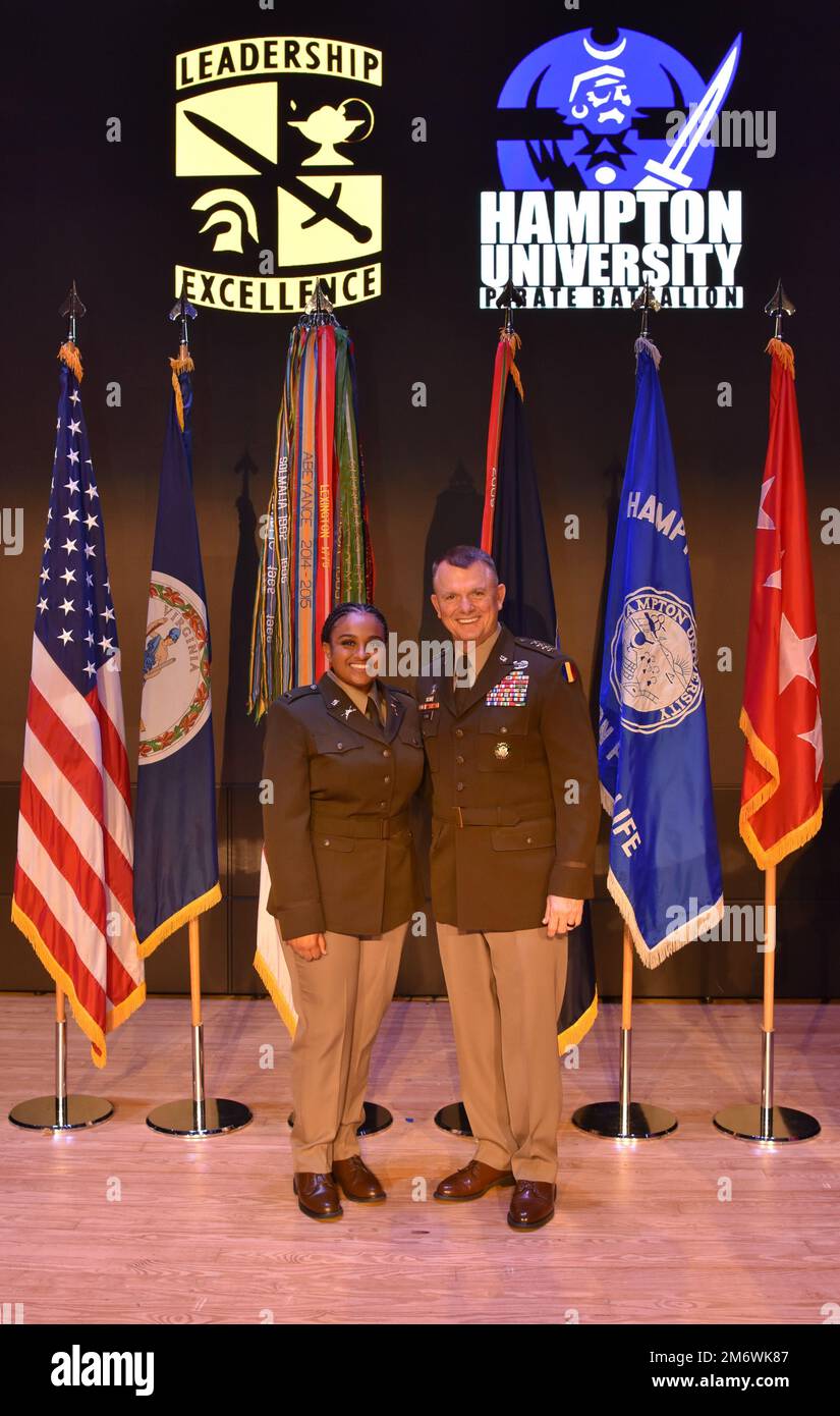 Le général Paul E. Funk II, commandant du TRADOC posant avec le nouveau ...