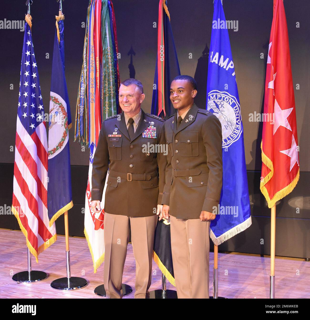 Le général Paul E. Funk II, commandant du TRADOC posant avec le nouveau ...
