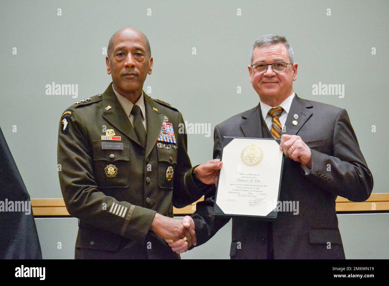 Le sous-commandant du soutien des troupes de l'DLA, Richard Ellis ...