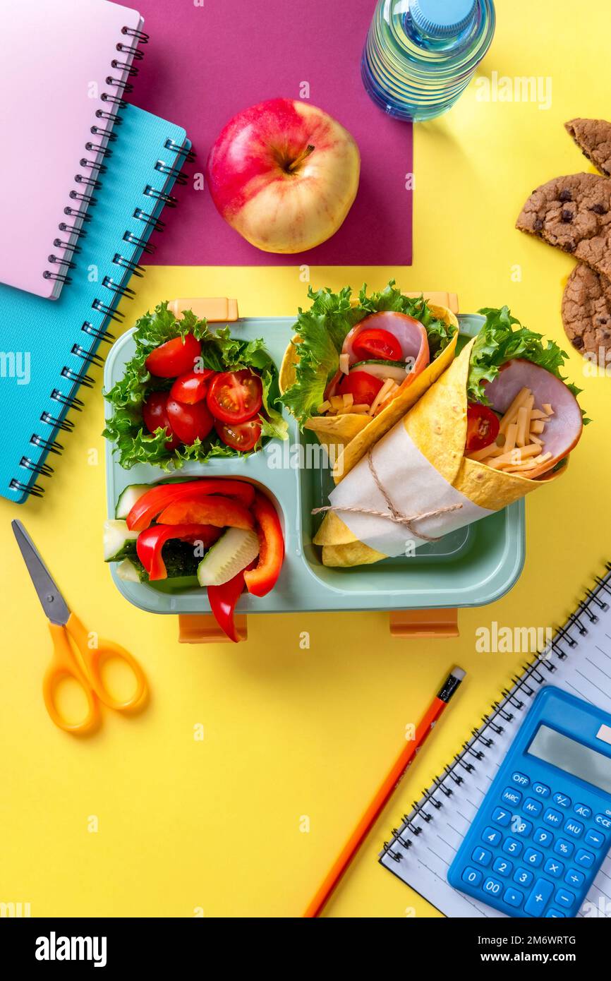 Boîte à lunch scolaire pour enfants avec sandwich, légumes, eau et ...