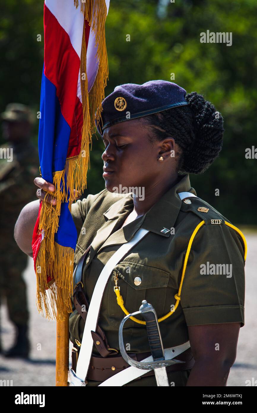 Un porte-drapeau de la Force de défense du Belize tient le drapeau ...