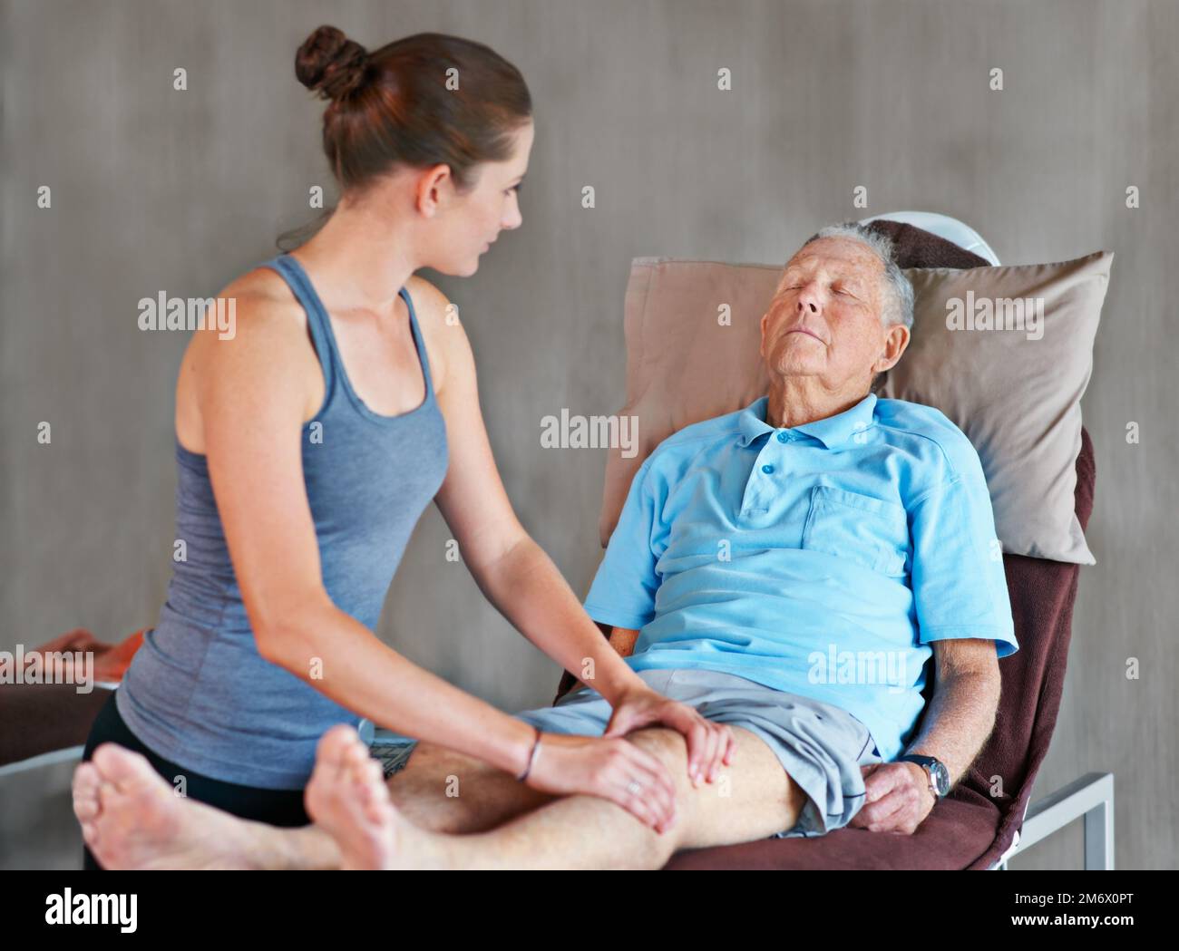 Aider ses patients à rester forts et en bonne santé. un homme âgé à une ...