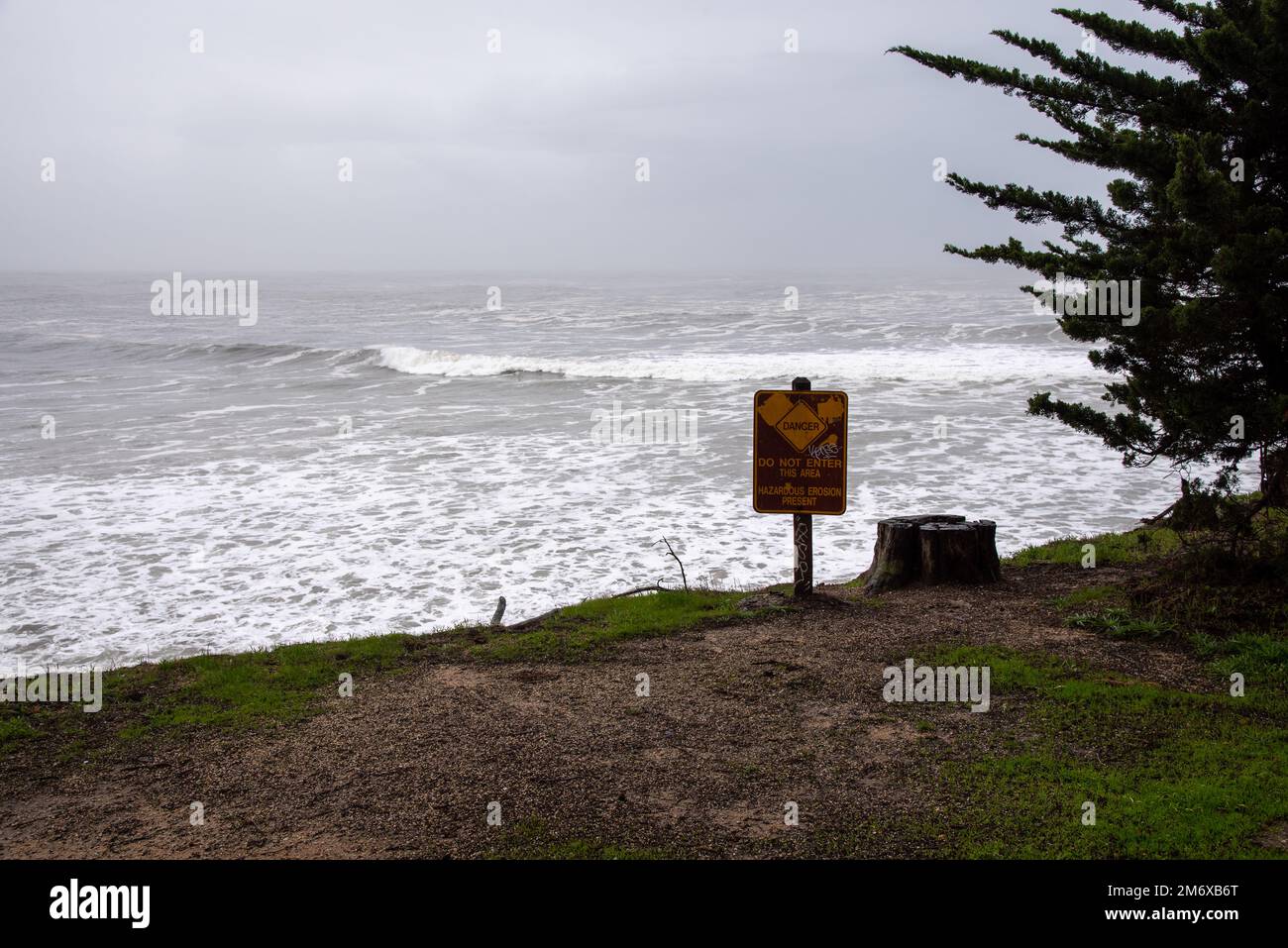 Le cyclone de la bombe cause une tempête grave, des dégâts causés par ...