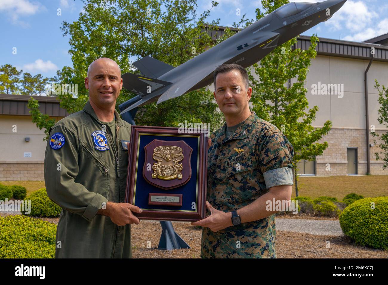 ÉTATS-UNIS Le colonel Shawn Basco du corps maritime, à droite ...