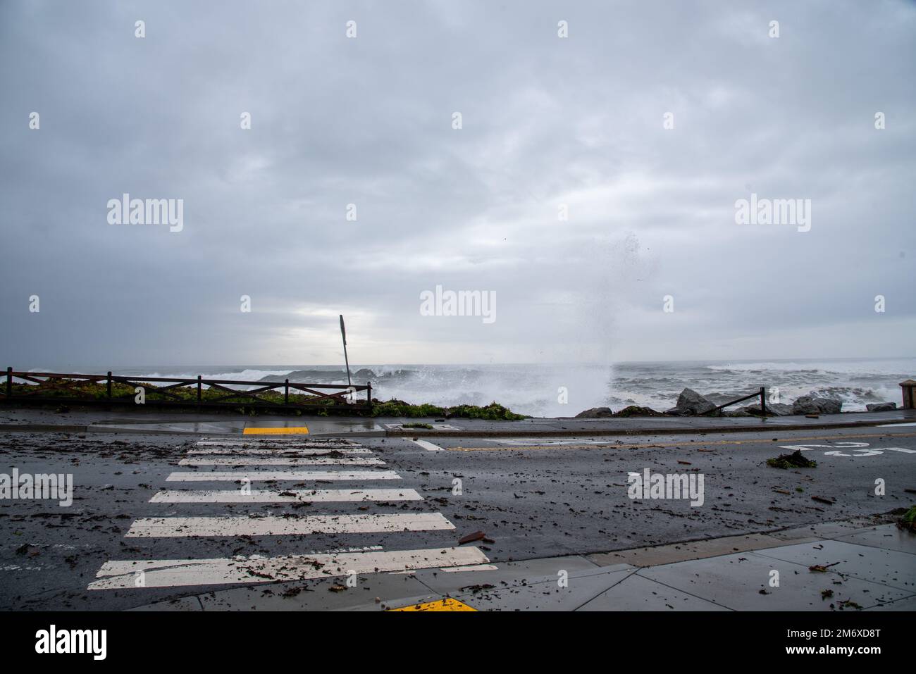 Le cyclone de la bombe cause une tempête grave, des dégâts causés par ...