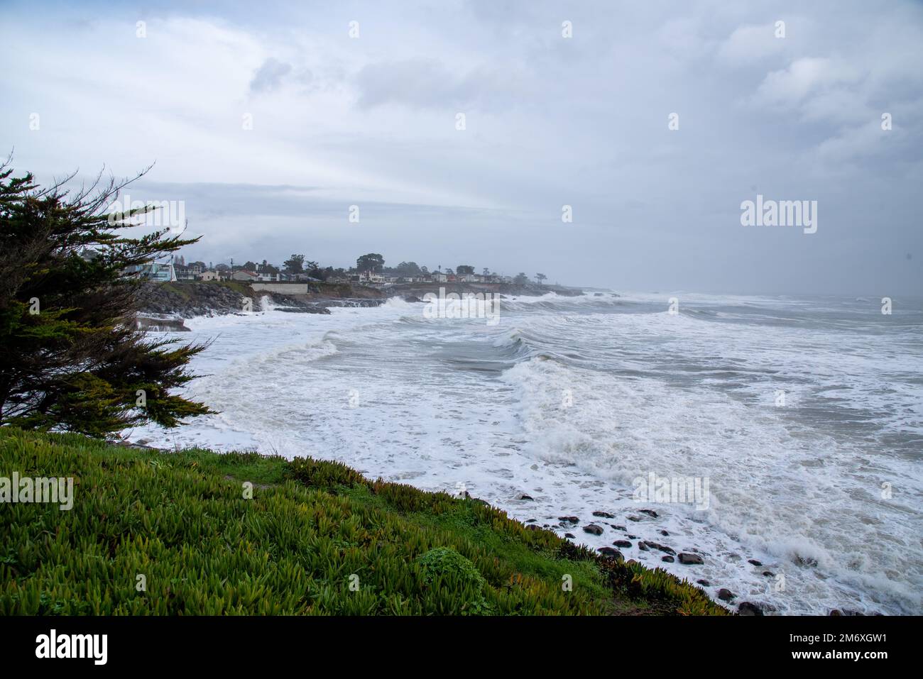 Le cyclone de la bombe cause une tempête grave, des dégâts causés par ...