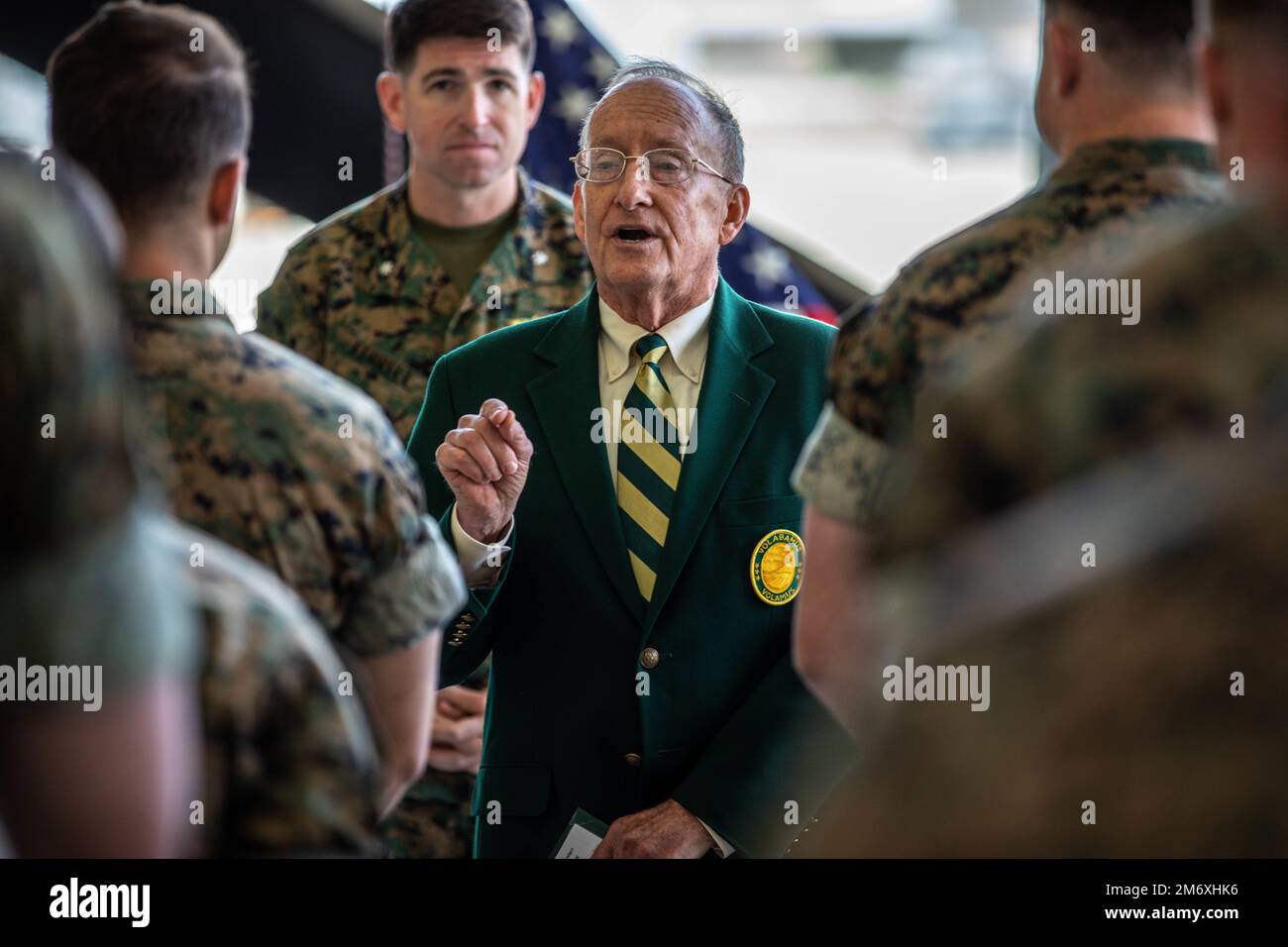 Le général de division Jerrold P. Allen, USAF (retraité), commandant de ...