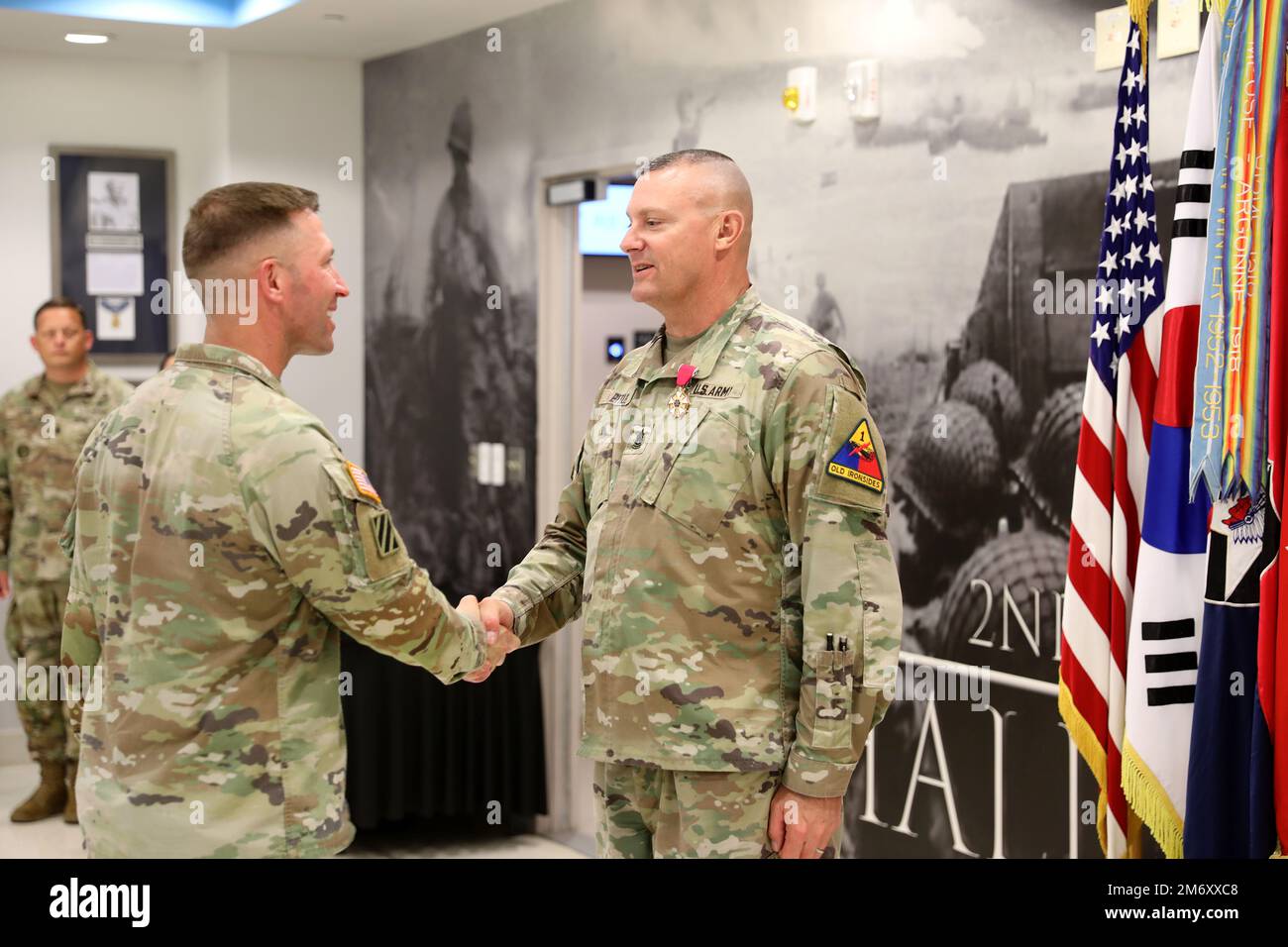 Le colonel Stephen Fairless (à gauche), commandant, 1st Brigade blindée, 1st Division blindée ...