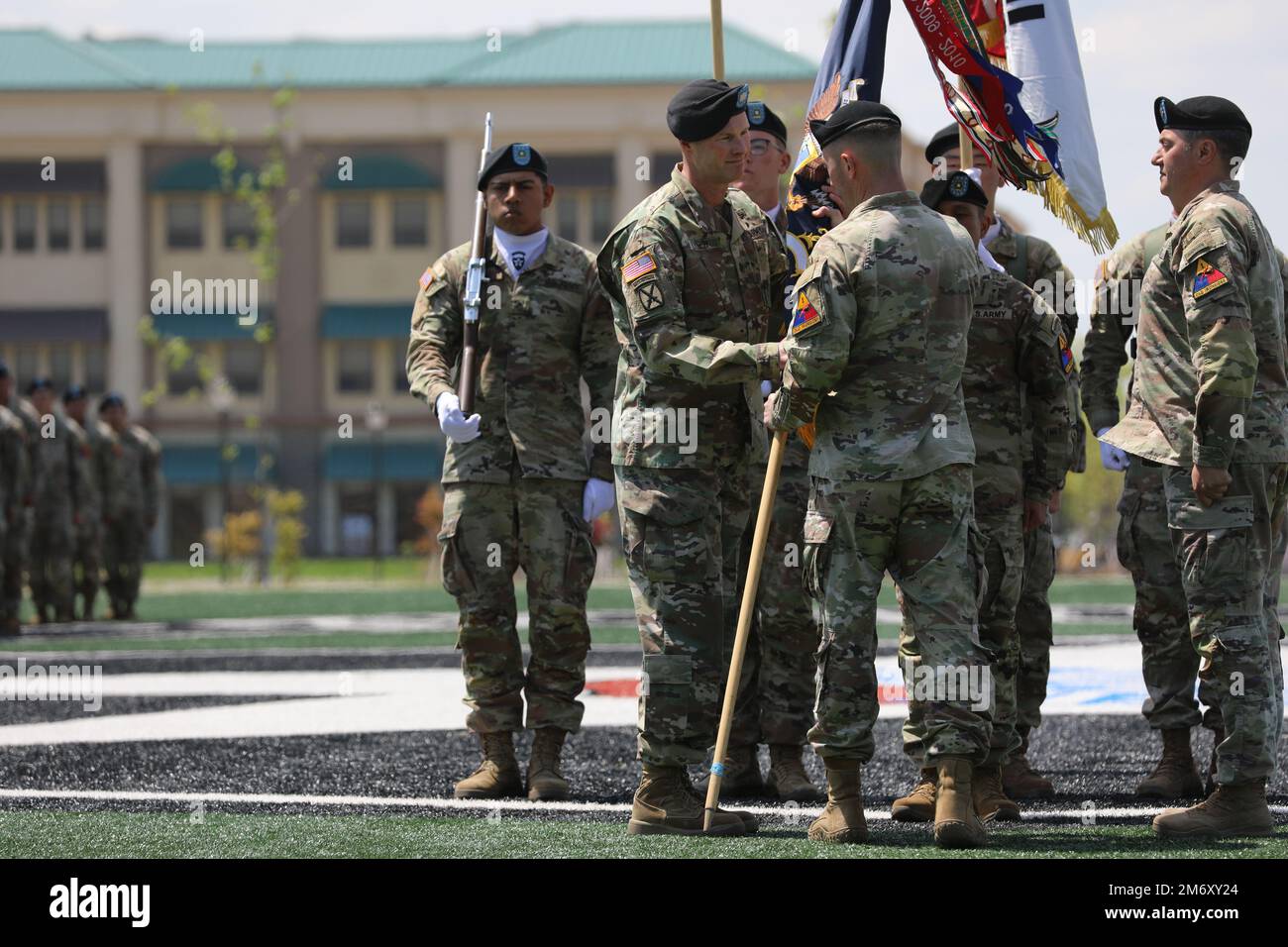 Le colonel Stephen Fairless (au centre), commandant, 1st Armored ...