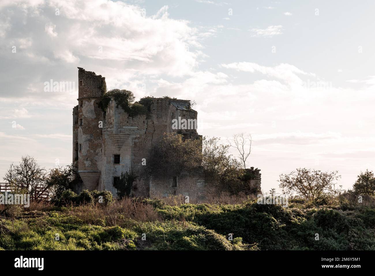 Photographie d'un château abandonné et ruiné.ancien château abandonné ...