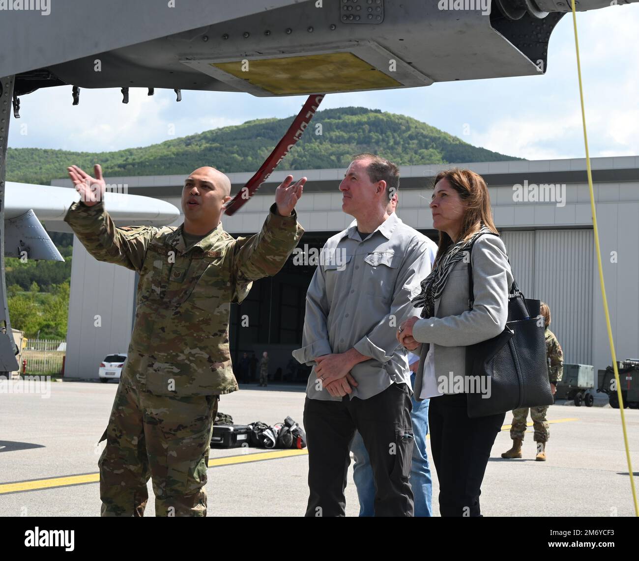 ÉTATS-UNIS Tech. De la Force aérienne Le Sgt Edgar Castellano donne un ...