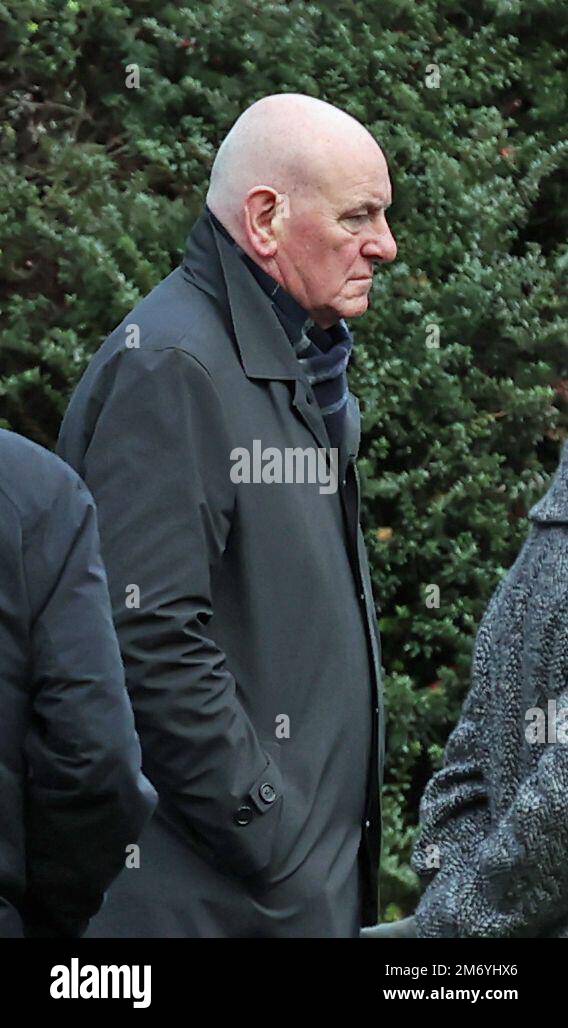 L'ancien dirigeant de la SDLP Mark Durkin arrive à l'église catholique ...