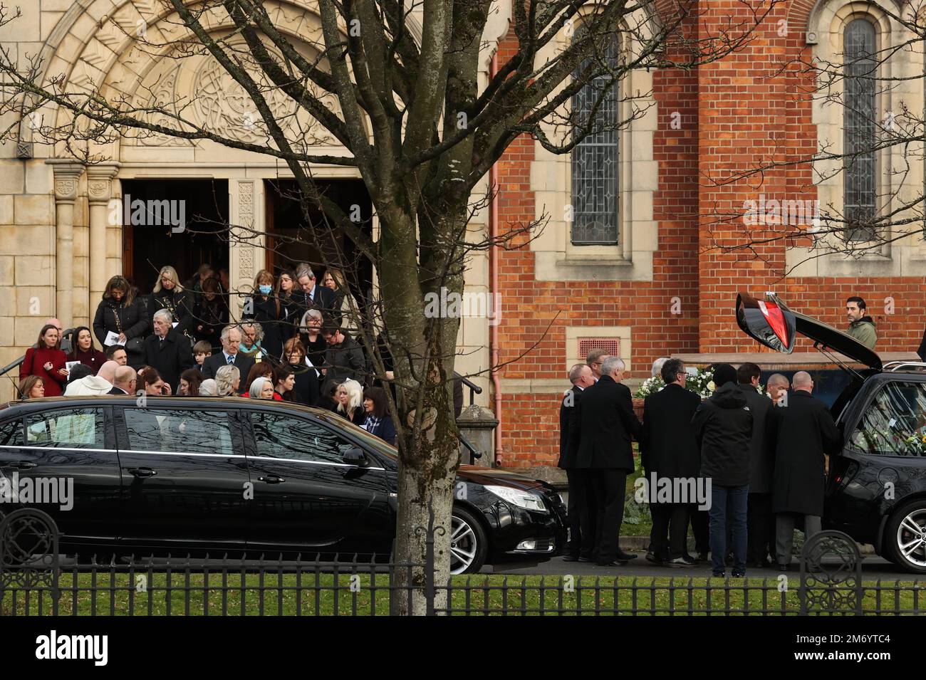 Le cercueil de l'ancien journaliste de l'Association de la presse Brian ...