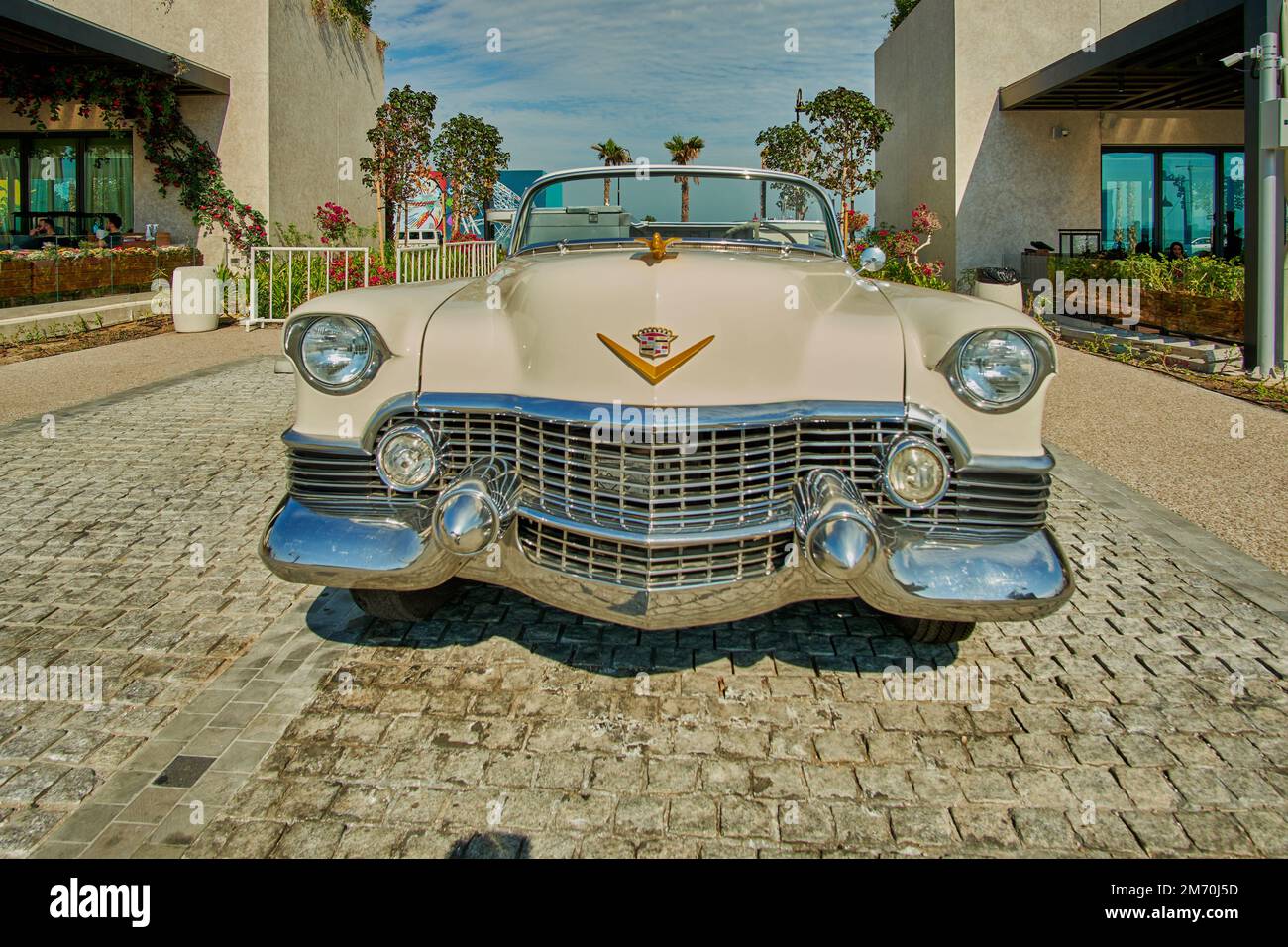 Voiture classique exposée dans le parc d'attractions extérieur Lusail ...