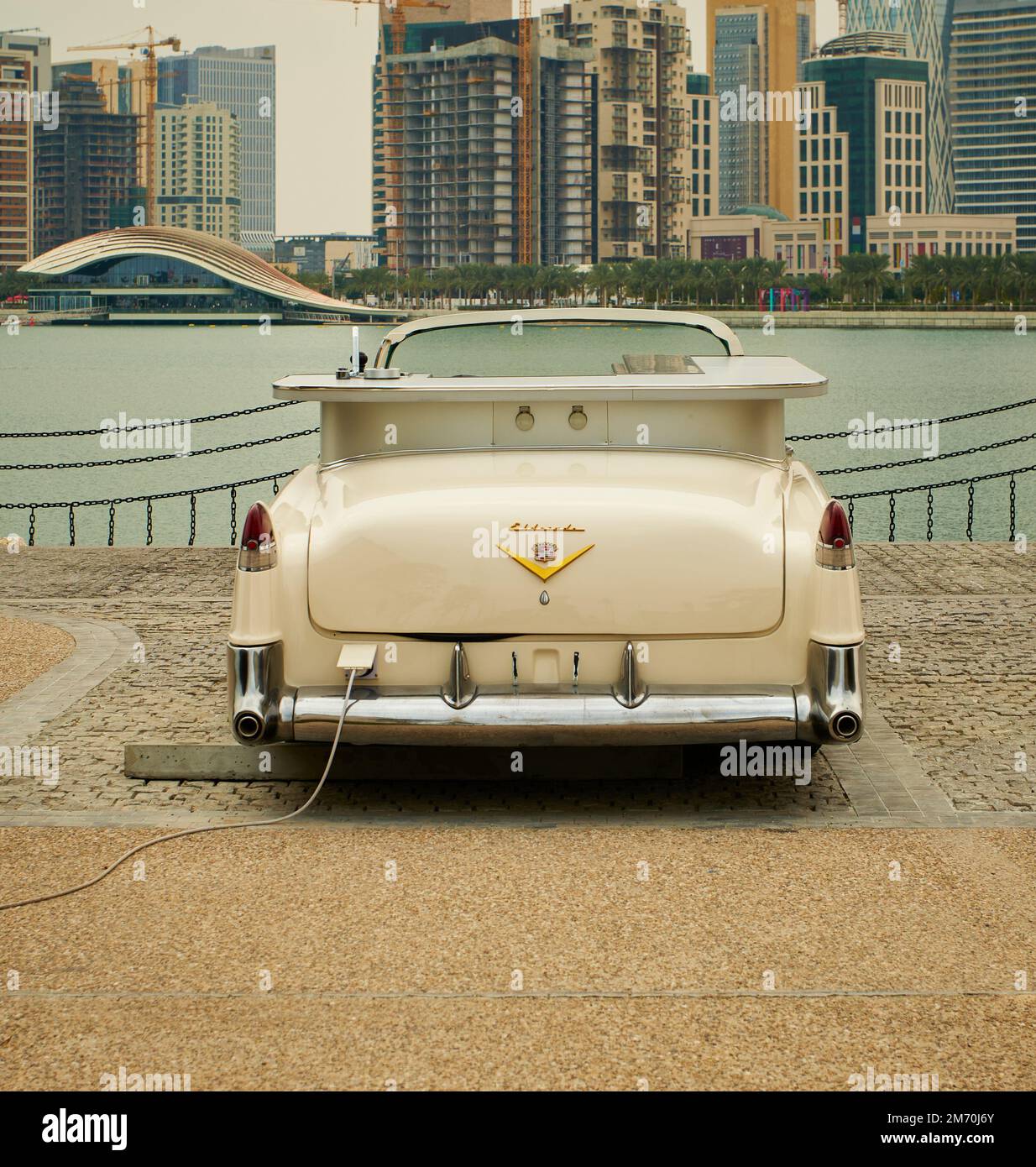 Voiture classique exposée dans le parc d'attractions extérieur Lusail ...