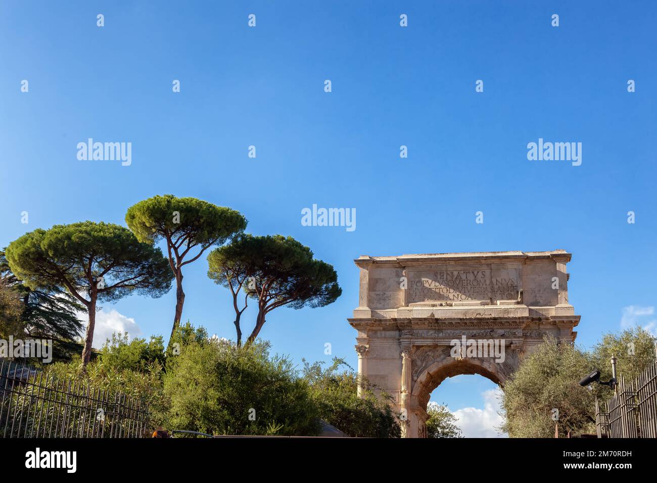 Arch of titus and the colosseum in rome Banque de photographies et d ...