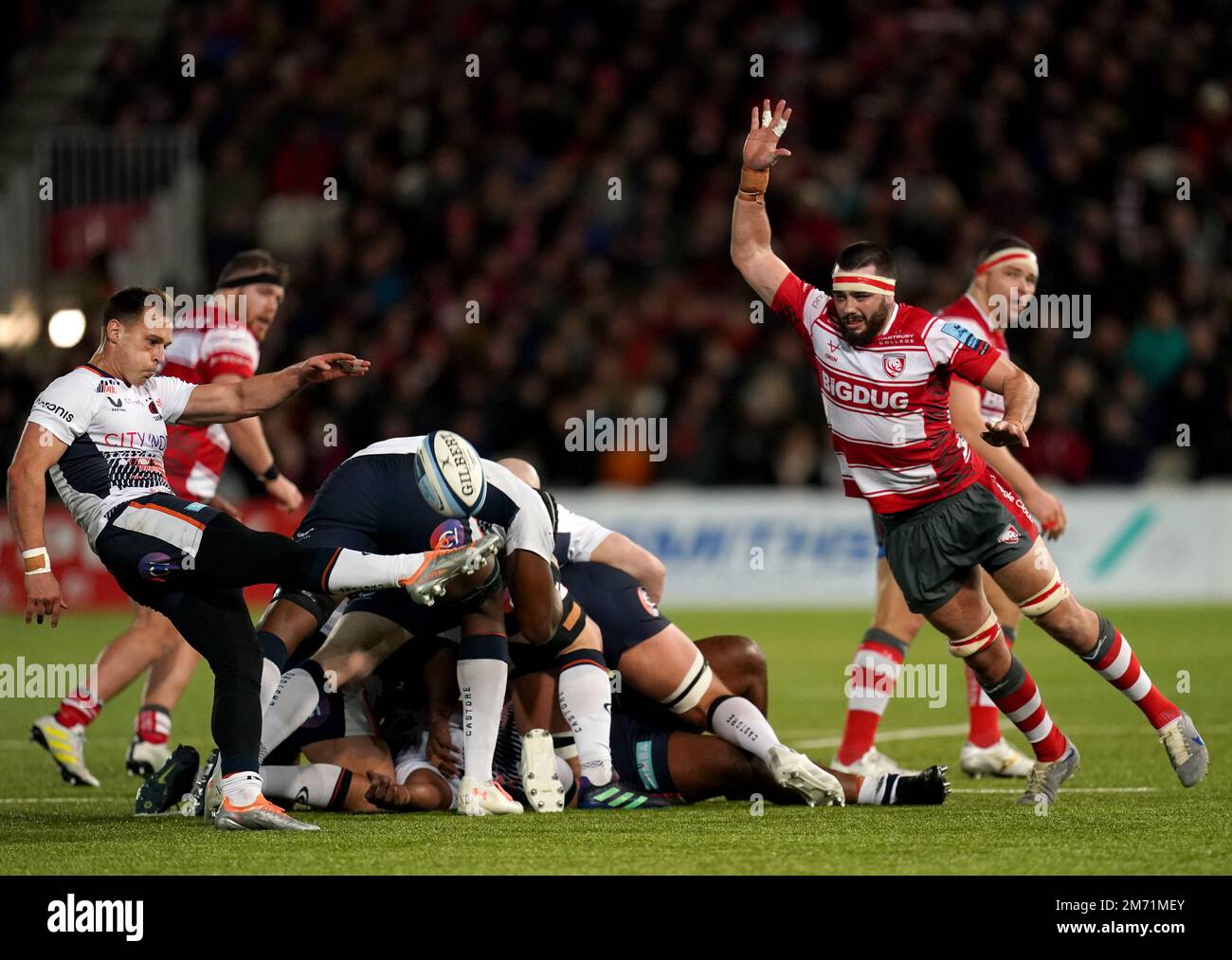 Ivan van Zyl de Saracens libère le ballon alors que Lewis Ludlow de ...