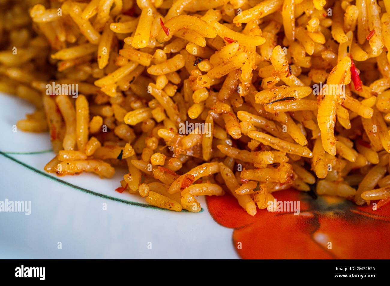 le riz au jollof nigérian servi avec du plantain et du ragoût Photo ...