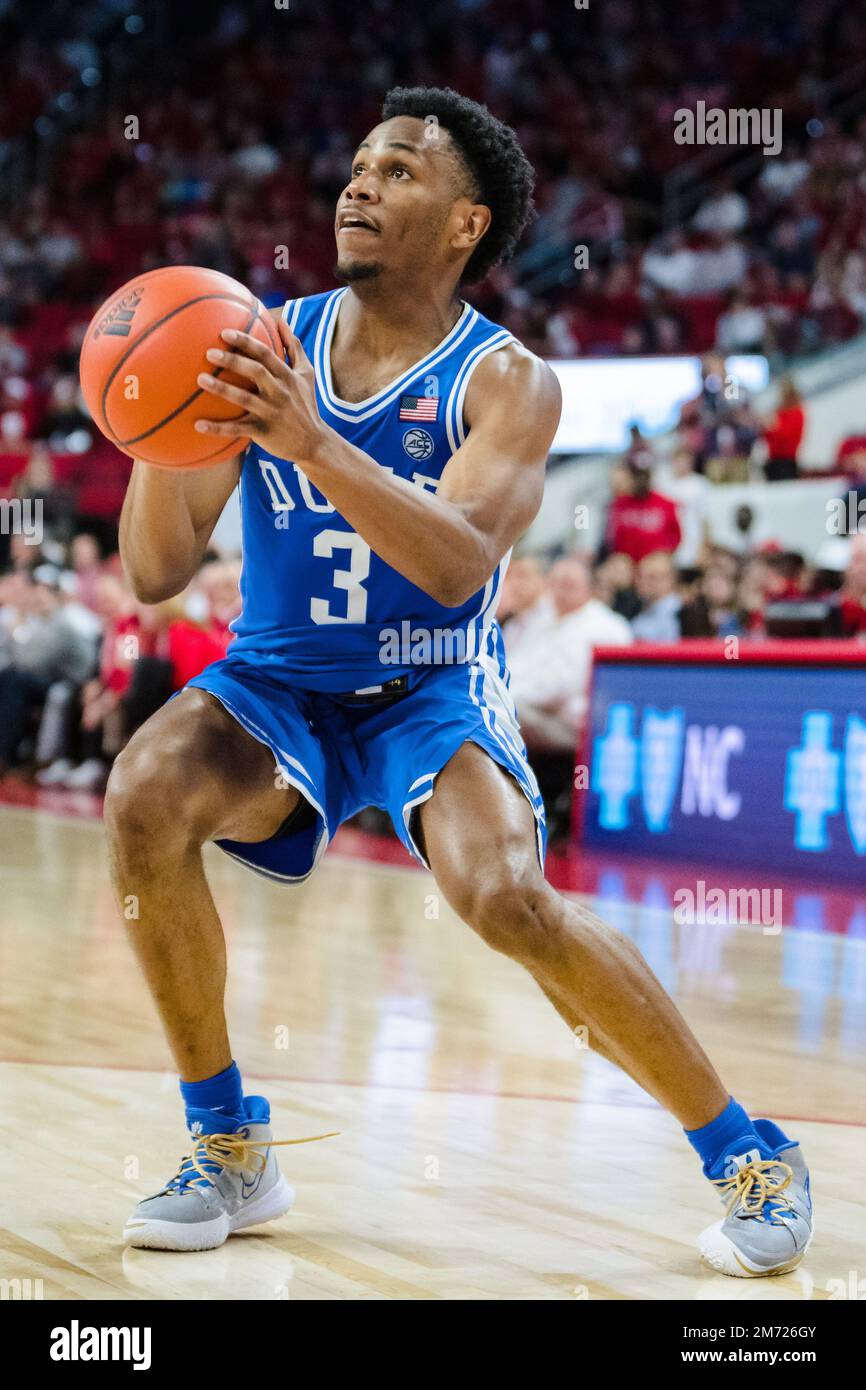 Jeremy Roach (3), garde des Blue Devils du duc, met le ballon sur le ...