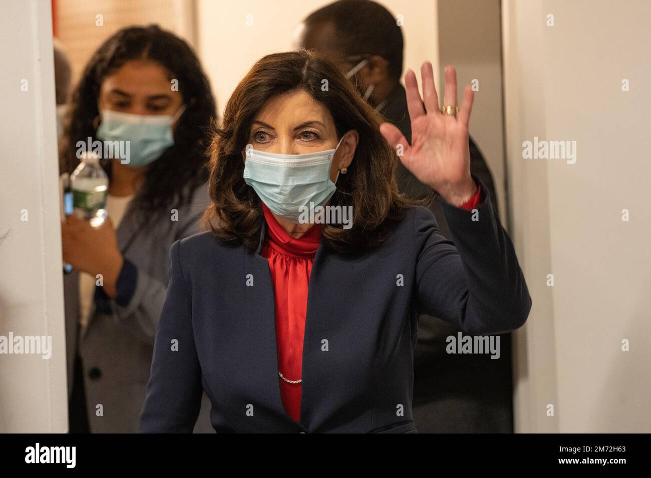 Kathy Hochul, gouverneure de l’État de New York, arrive pour prononcer ...