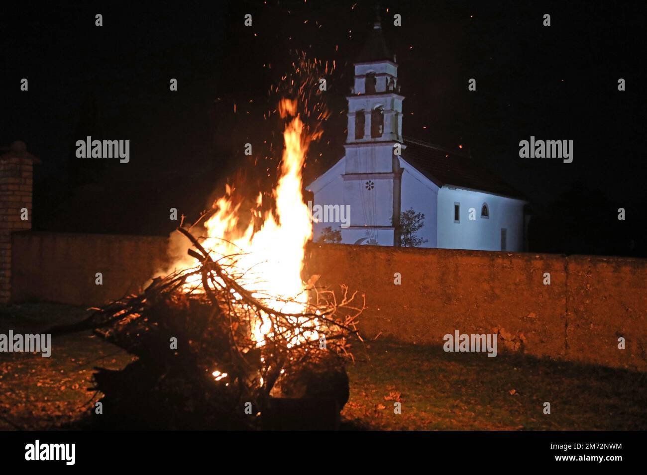 Des branches de chêne séché brûlantes, qui symbolisent le rondin du ...