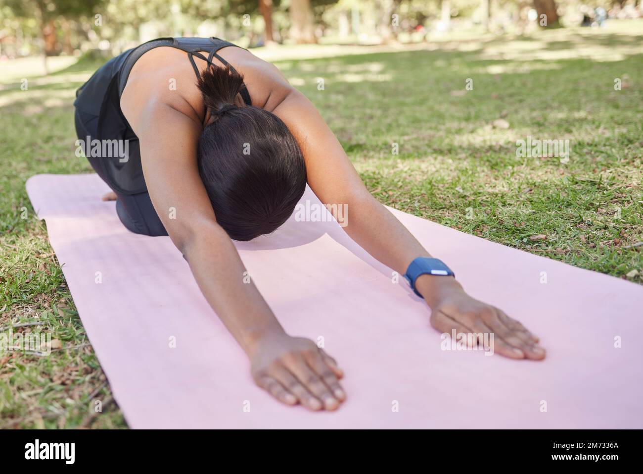 Femme noire, stretching ou nature Park yoga sur tapis pour le bien-être ...