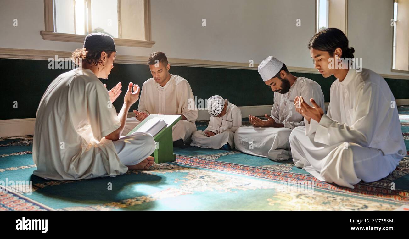 Musulmans, enfants ou hommes prière d'adorer Allah dans un temple ou ...