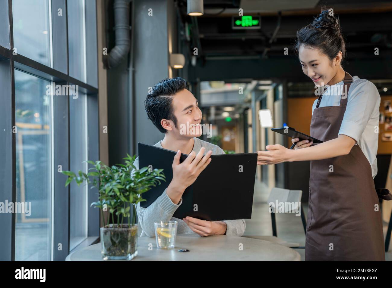 Le service du café Photo Stock - Alamy