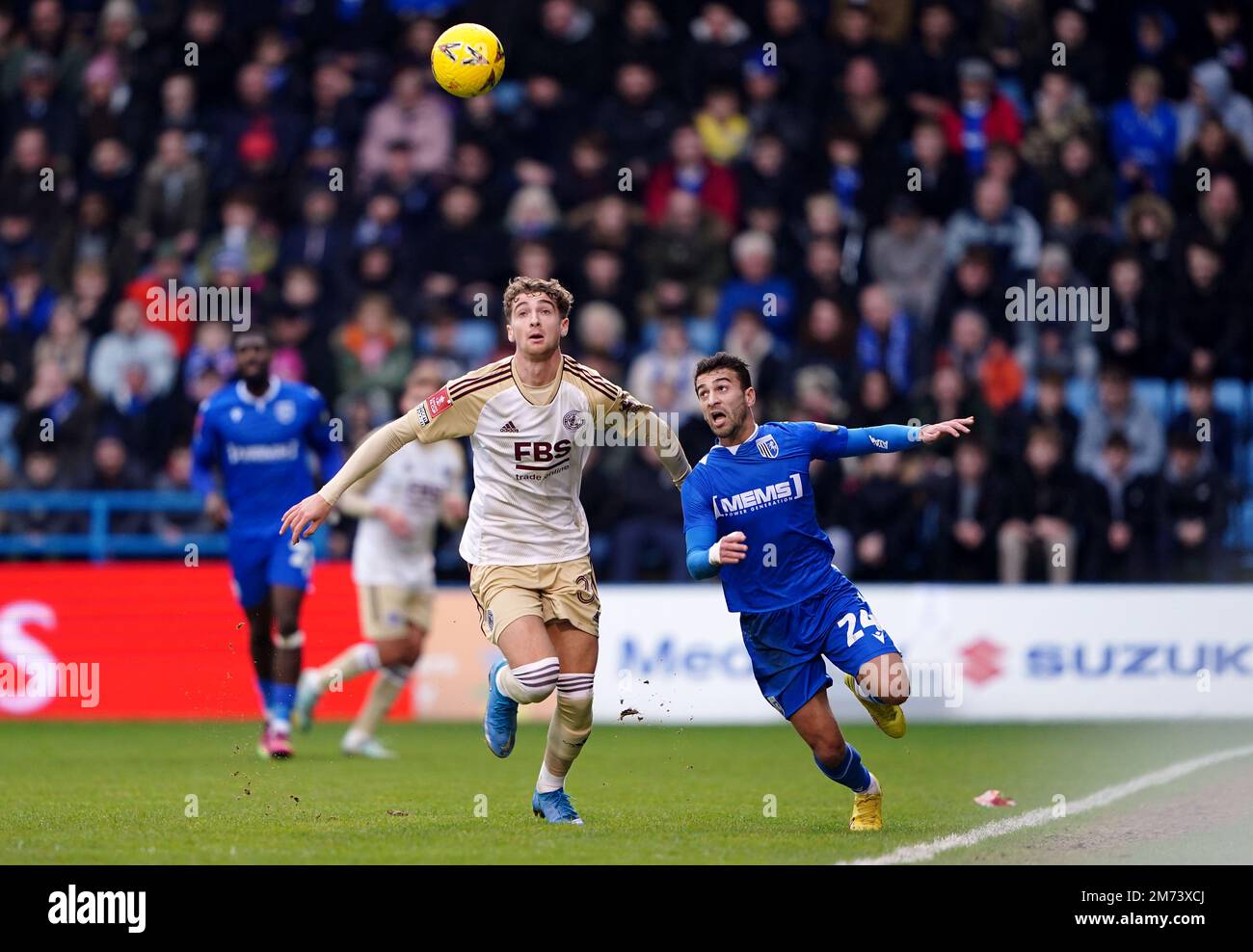 Scott Kashket de Gillingham (à droite) et Lewis Brunt de Leicester City ...