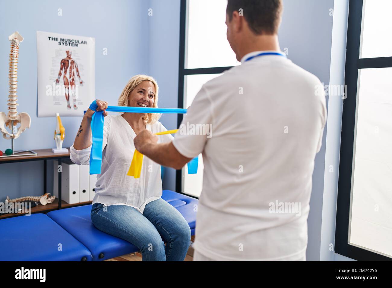 Homme et femme d'âge moyen physiothérapeute et patient ayant une ...