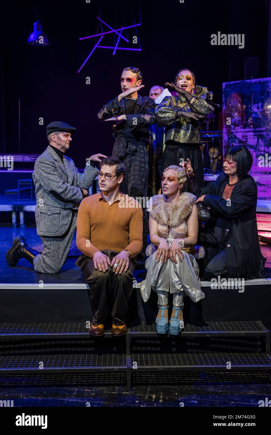 05 janvier 2023, Brandebourg, Cottbus: Acteurs de Staatstheater Cottbus ...