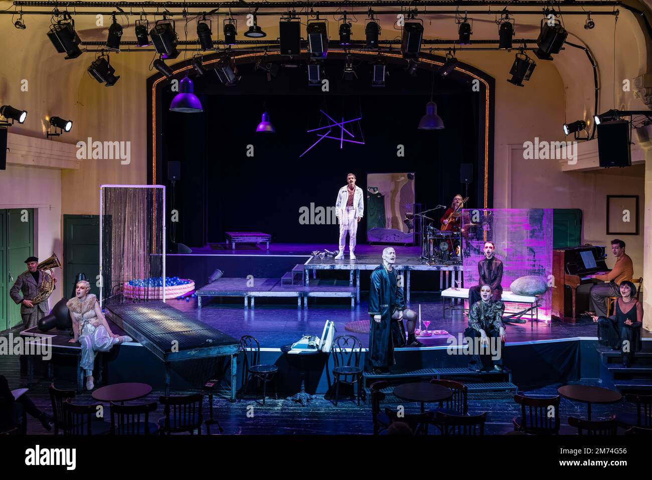 05 janvier 2023, Brandebourg, Cottbus: Acteurs du Staatstheater Cottbus ...