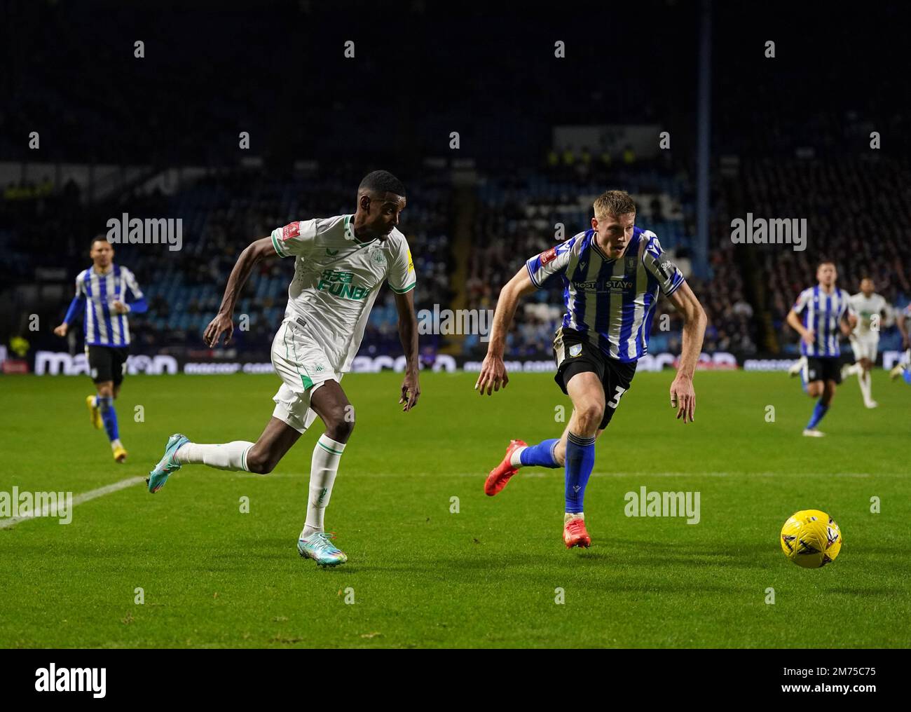 Alexander Isak (à gauche) de Newcastle United et Mark McGuinness de ...