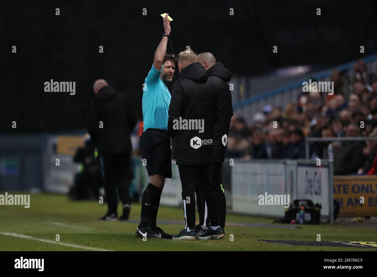 Mansfield, Royaume-Uni. 7th janvier 2023The l'arbitre Neil Hair montre ...