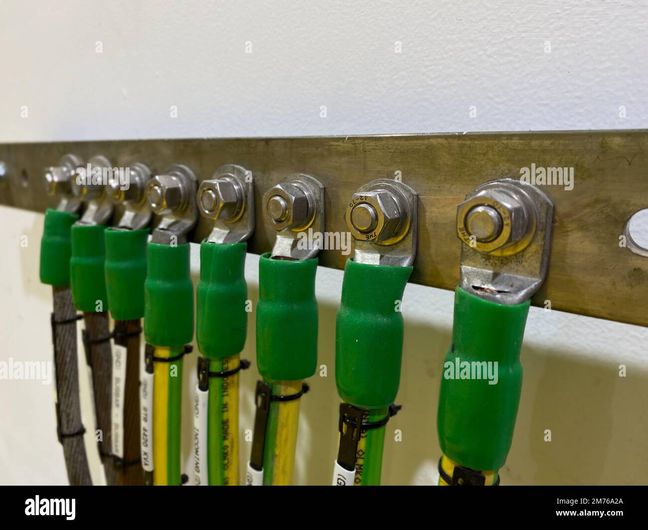 Fil de cuivre de masse haute tension dans le mur pour le système de ...