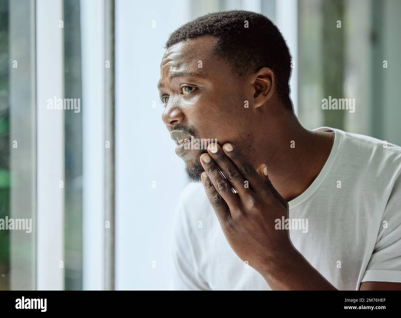 Soin de la peau, homme noir et stress d'acné au miroir dans la salle de ...