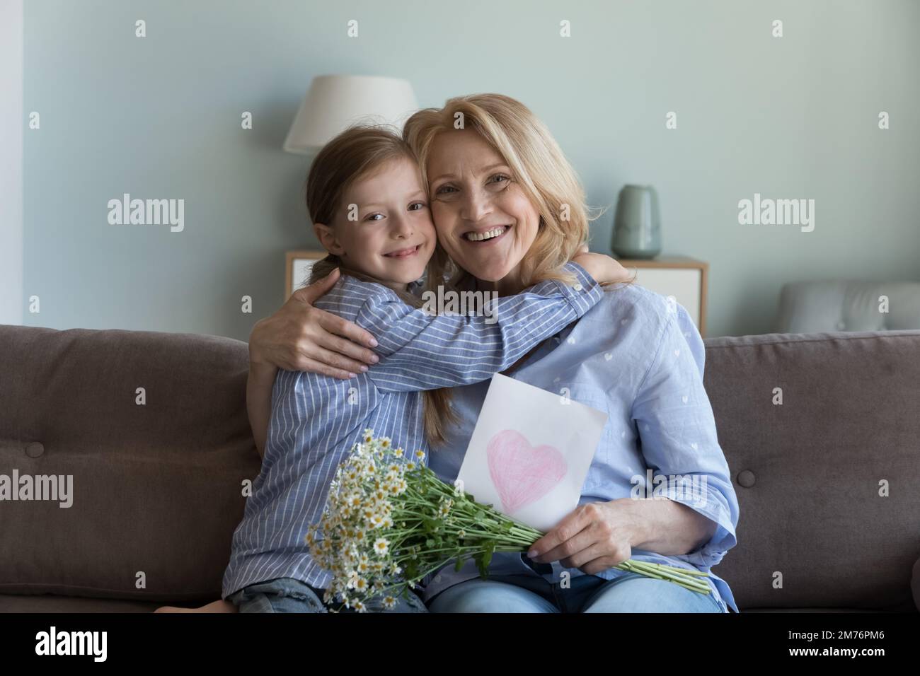 Joyeux grand-mère heureux embrassant adorable petite-fille petite fille ...