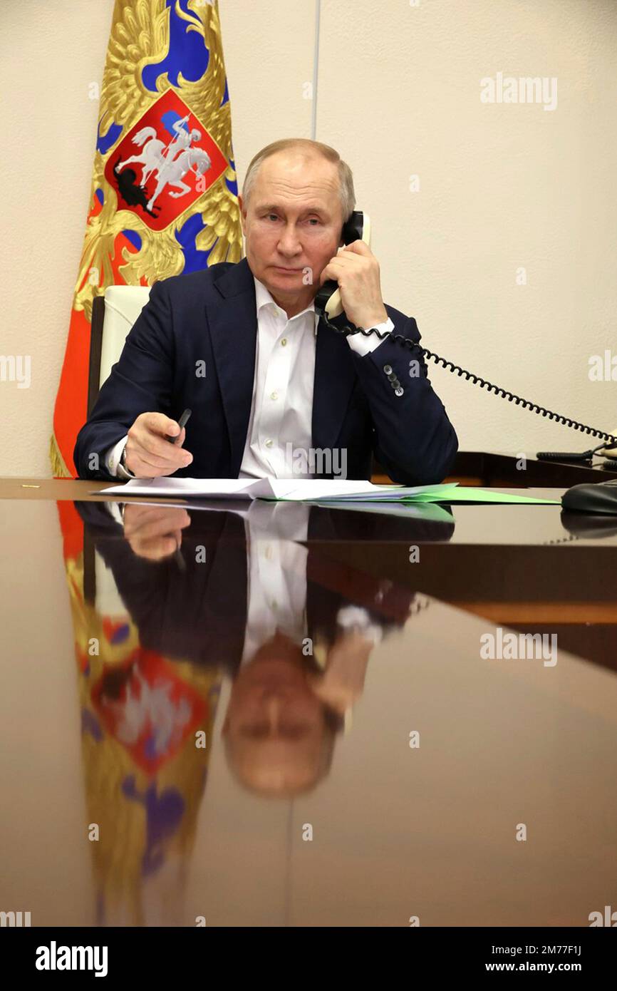 Vladimir POUTINE (président de la Russie) est assis à son bureau au ...