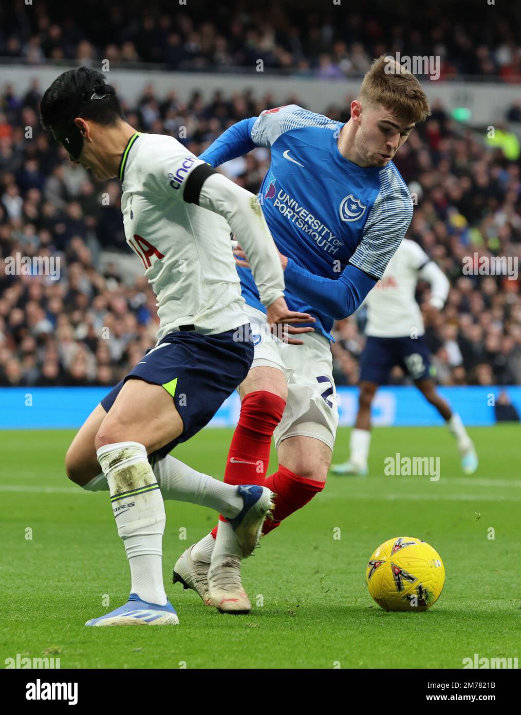L-R Zak Swanson de Portsmouth et Tottenham Hotspur's Heung-min son et ...
