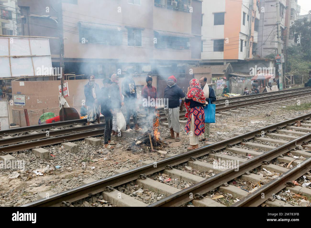 Dhaka, Bangladesh - 08 janvier 2023: Les gens brûlent le feu à Malibagh ...