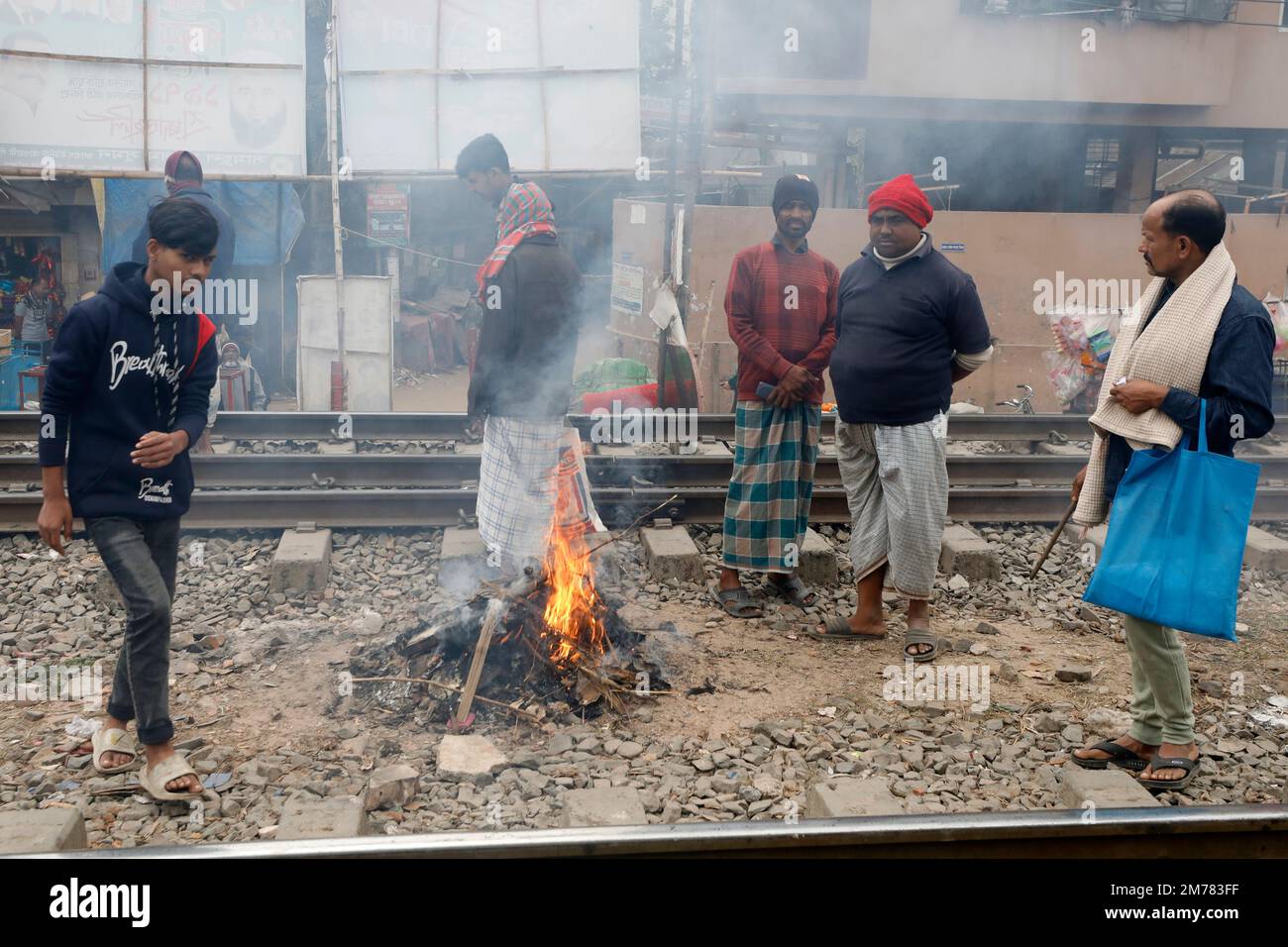 Dhaka, Bangladesh - 08 janvier 2023: Les gens brûlent le feu à Malibagh ...