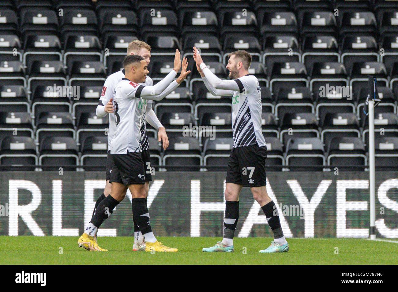 Tom Barkhuizen #7 du comté de Derby célèbre son objectif de faire 2-0 l ...