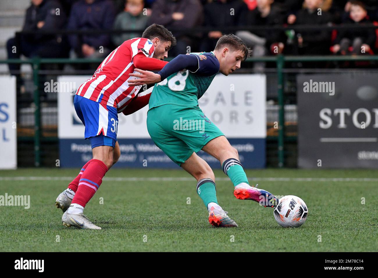 Sydie Peck d'Oldham Athletic Association football Club Tussles avec Seb ...