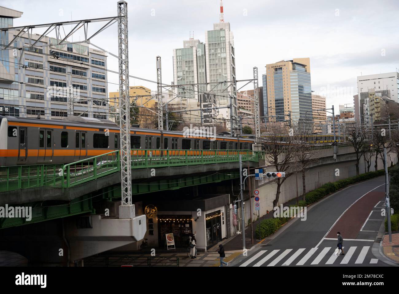 Tokyo, Japon. 6th janvier 2023. A Chuo Line train rapide à la gare JR ...